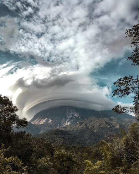 What Was This Strange Cloud Formation Seen On Mount Kinabalu? | Rojak Daily